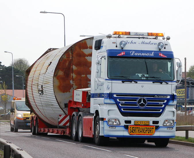 Danish low loader at Harwich - news from Lorryspotting.com